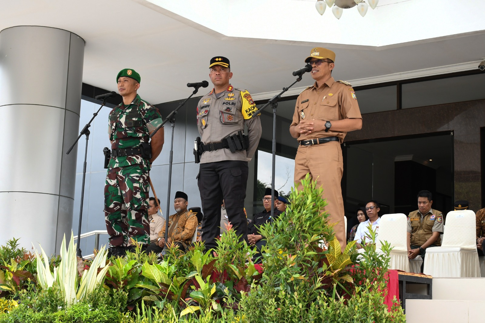 Apel SERPAS, PJ Bupati Lombok Timur Imbau Personil TNI Polri Full Senyum